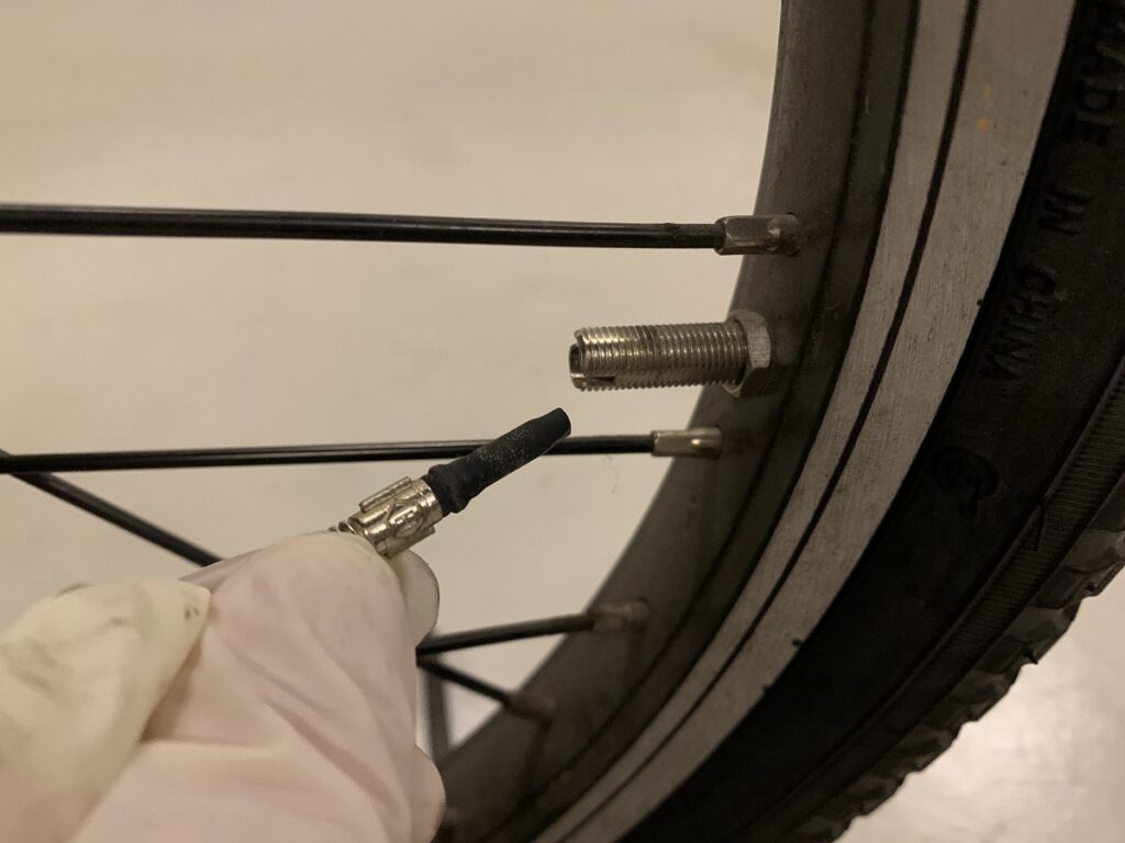 車輪を外さずに自転車の後輪パンクを自分で修理する方法 | 閃き作業ブログ